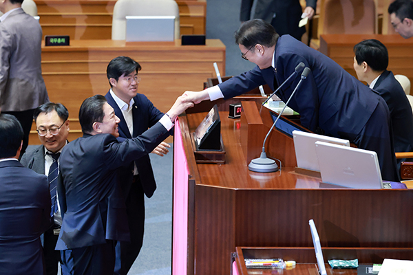 국회의장과 악수하는 김병기 원내대표