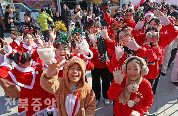 산타축제 즐기는 아이들