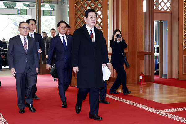 청와대 첫 출근하는 李대통령